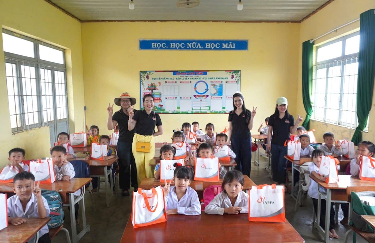 Preparing meals for 1500 children